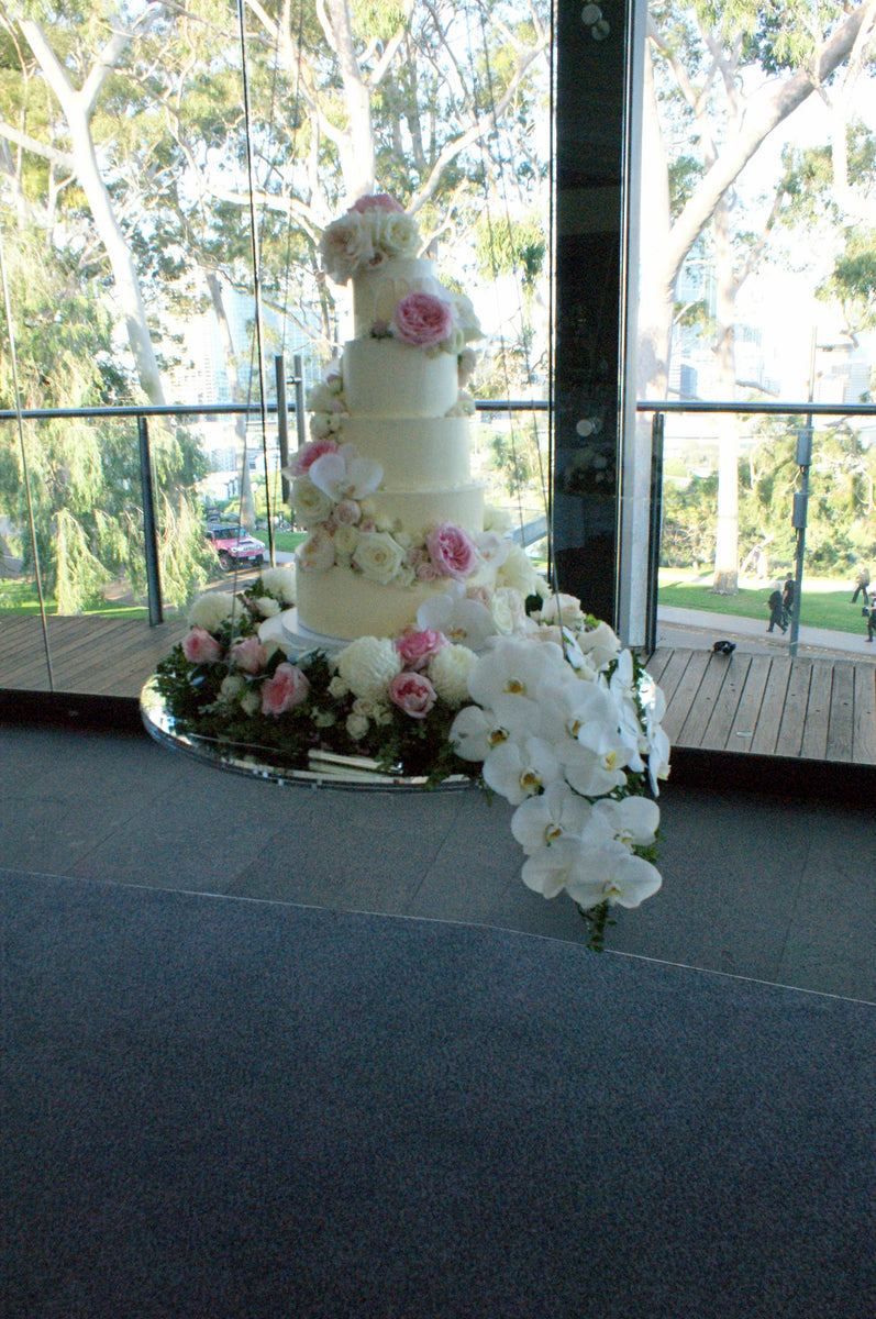 Perspex Cake Swing – Event Style